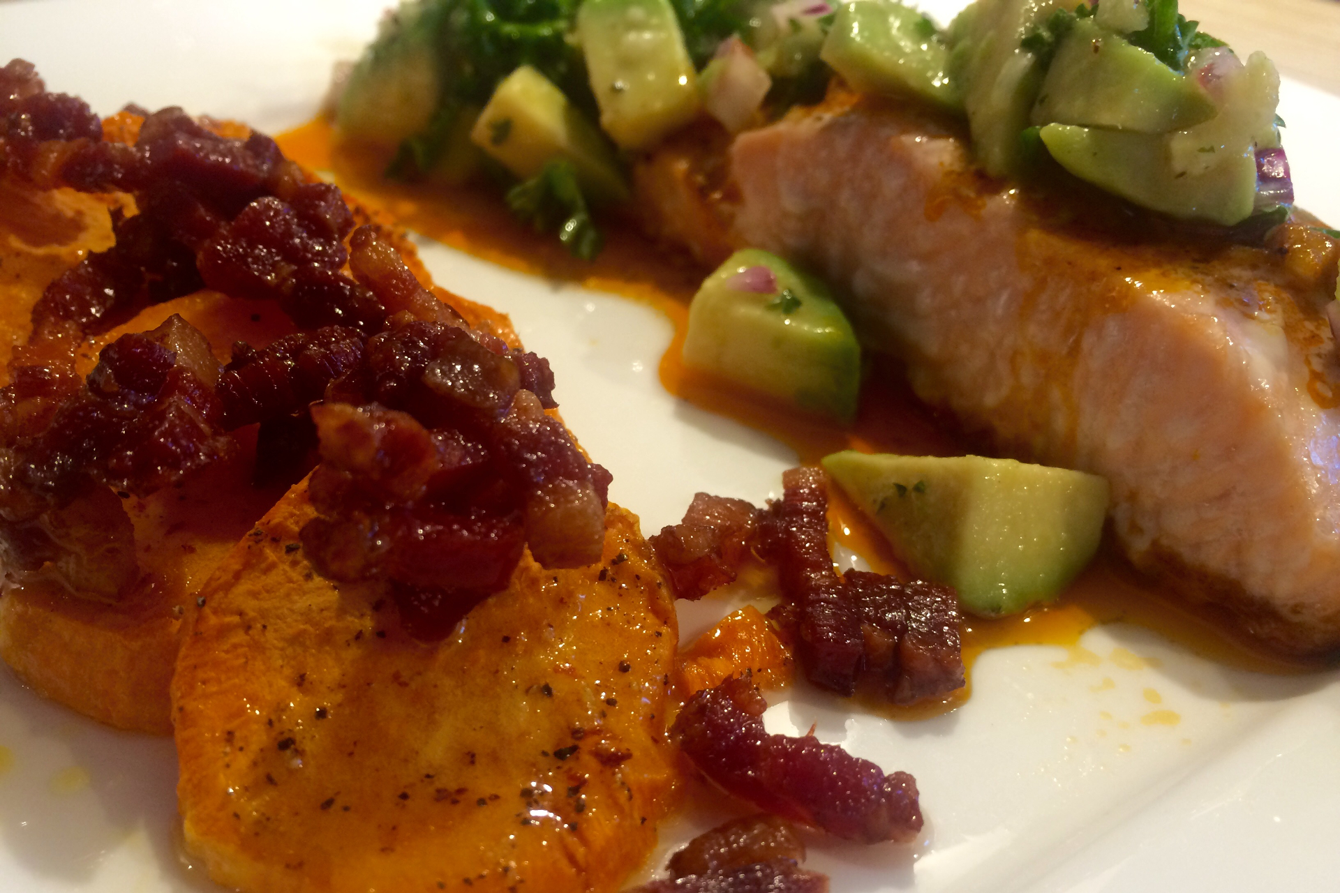 Zalm met avocado, limoen, spekjes en zoete aardappel – Hetetenisklaar